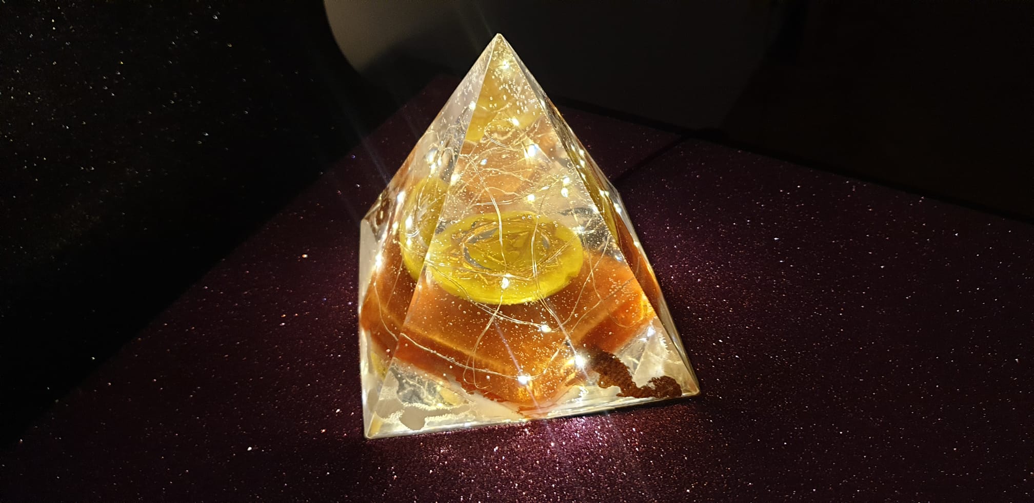 Pirámide luminosa chakra 3 amarilla, Manipura. Chakra plexo solar ...