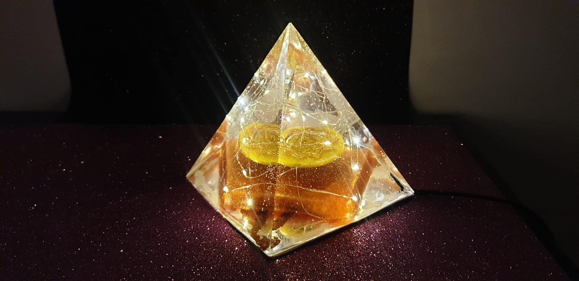 Pirámide luminosa chakra 3 amarilla, Manipura. Chakra plexo solar ...