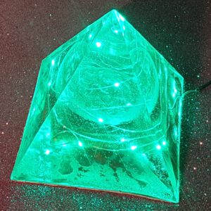 Pirámide luminosa chakra 3 amarilla, Manipura. Chakra plexo solar ...