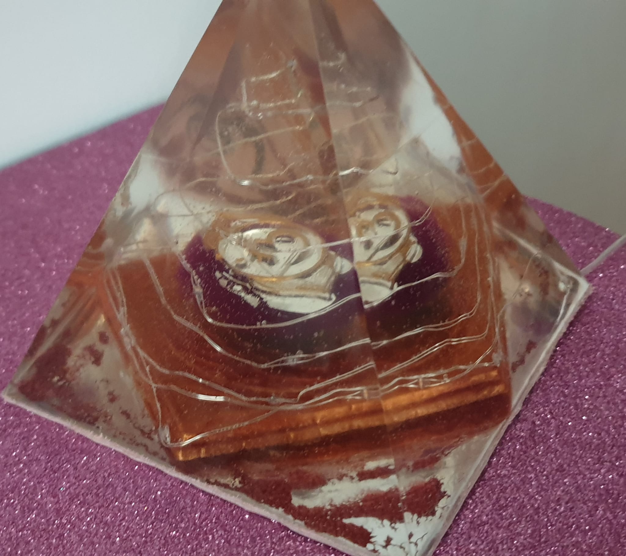 Pirámide luminosa chakra 6 violeta, Ajñá/Aghá. Chakra del tercer ojo ...