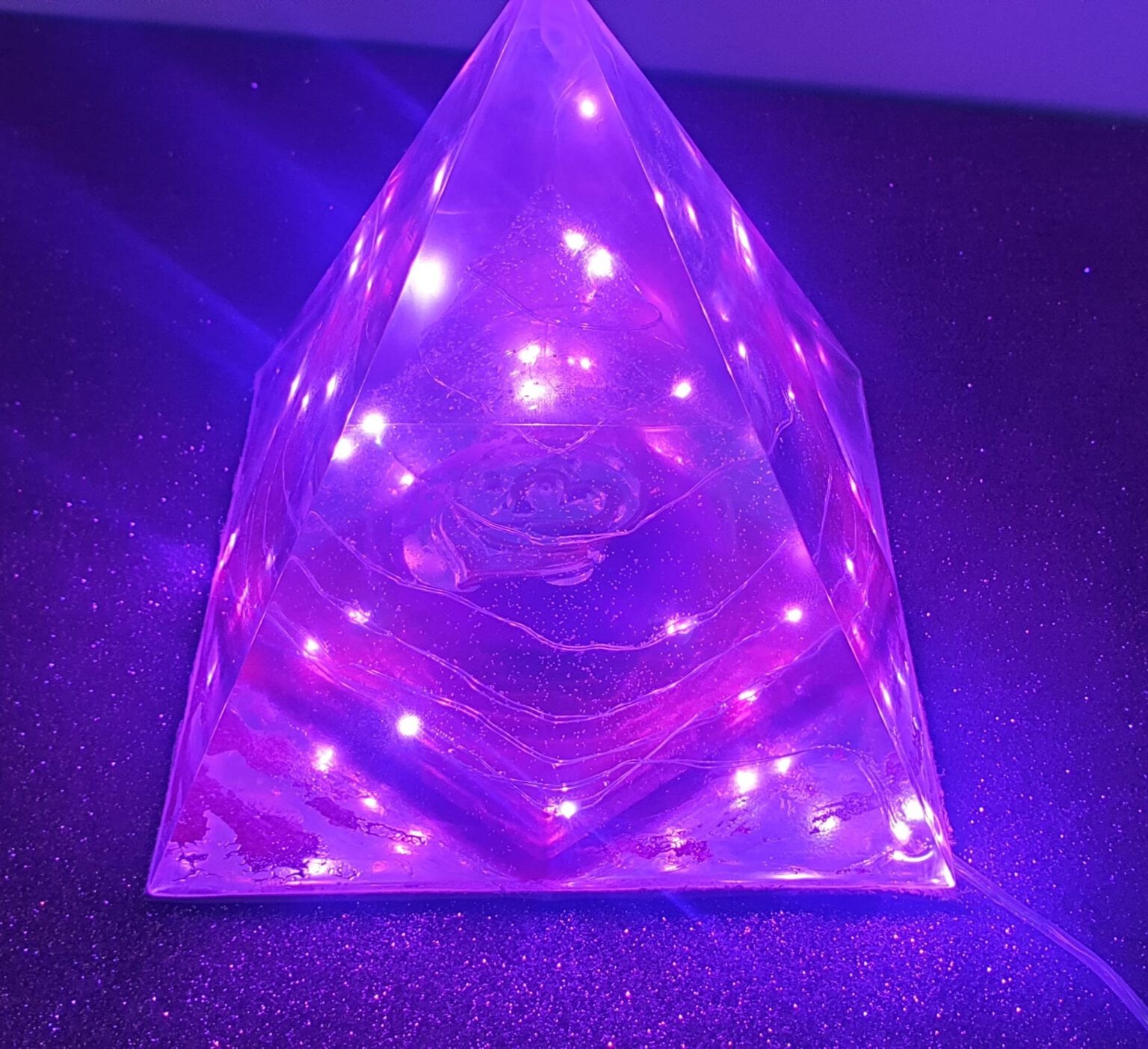 Pirámide luminosa chakra 6 violeta, Ajñá/Aghá. Chakra del tercer ojo ...