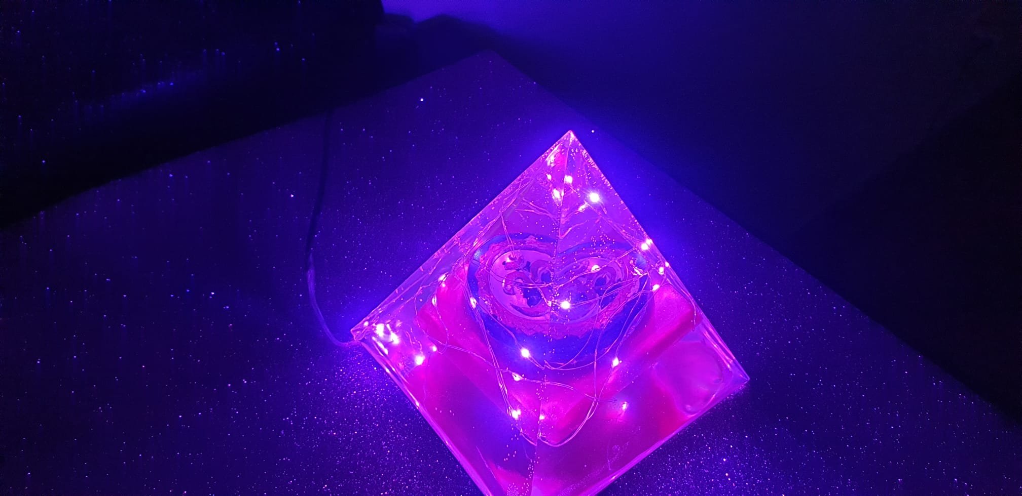 Piramide luminosa chakra 7 lila, Sahasrara. Chakra corona - MundOrgon ...