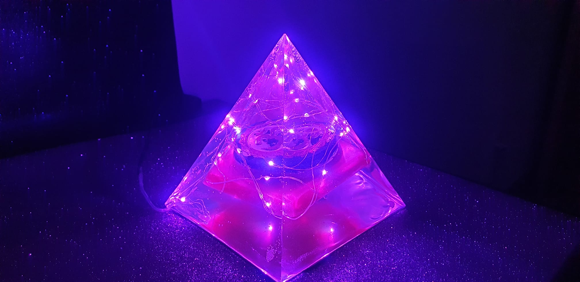 Piramide luminosa chakra 7 lila, Sahasrara. Chakra corona - MundOrgon ...